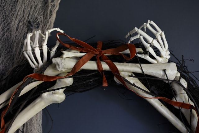 Sticks + Bones || Halloween Skeleton Wreath » This Little Miggy